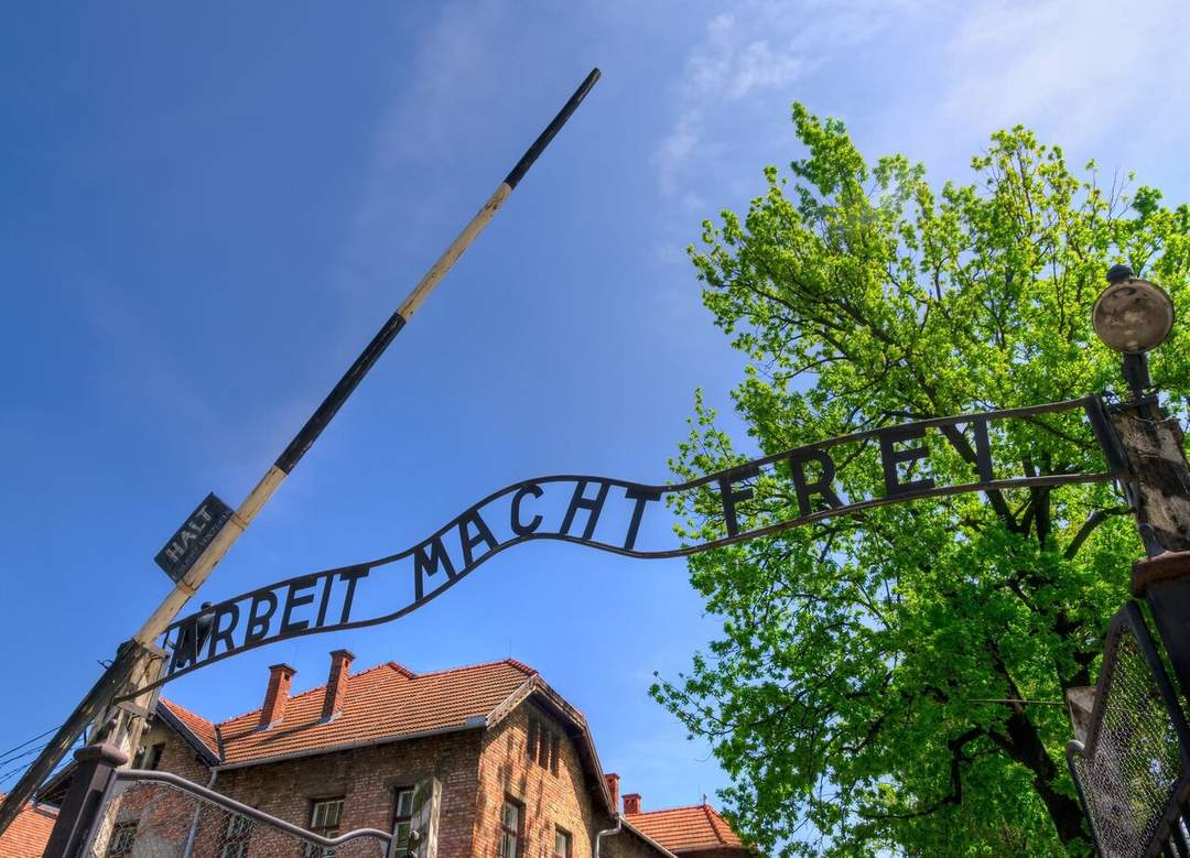 Arbeit macht frei – Meaning, History & the Stolen Inscription