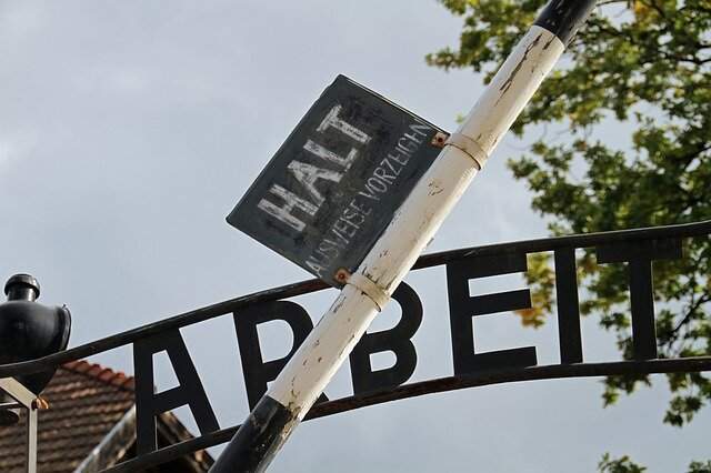 Arbeit macht frei – Meaning, History & the Stolen Inscription